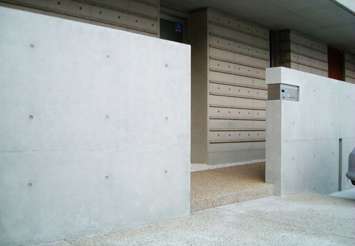 RCの小たたき（ハツリ）仕上げの外壁とセパ穴-fevecasa(フェブカーサ)