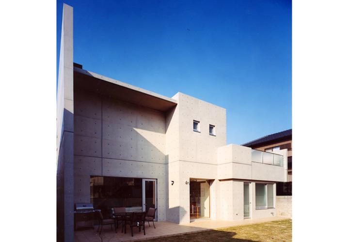 RCの小たたき（ハツリ）仕上げの外壁とセパ穴-fevecasa(フェブカーサ)